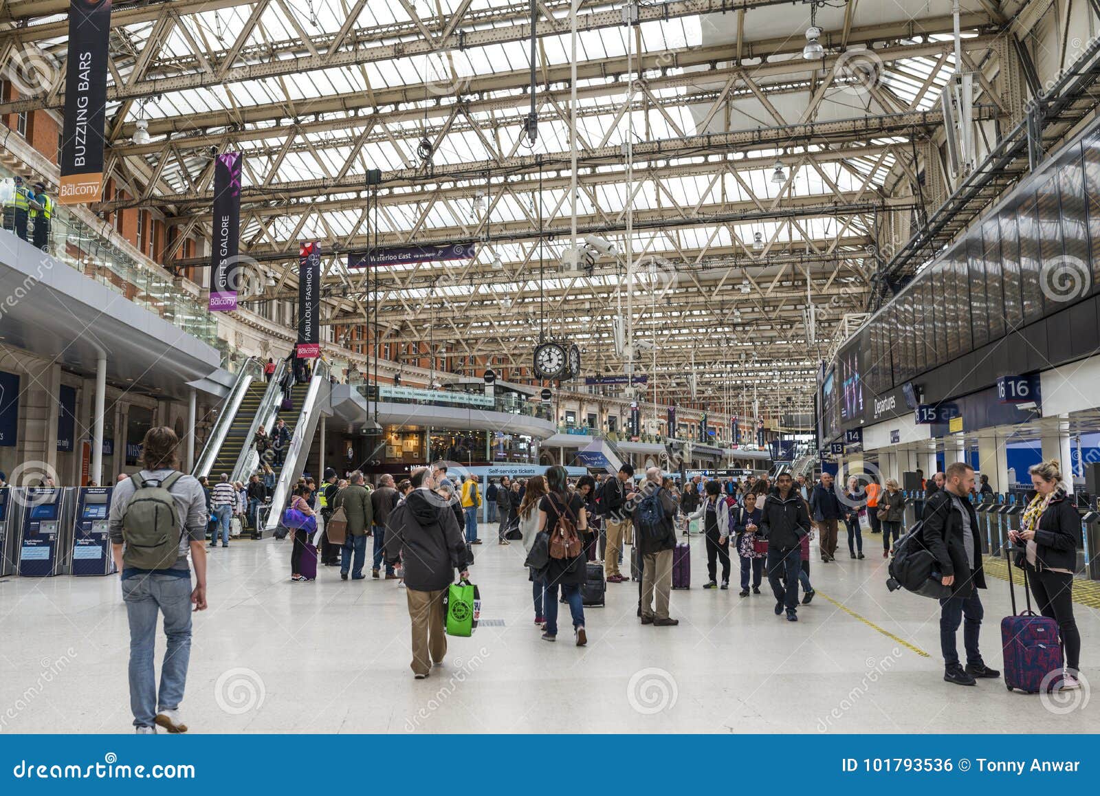 Waterloo Train Station editorial photo. Image of traveller - 101793536