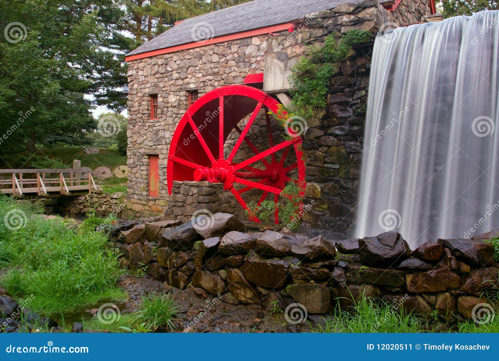 Watermill en molensteen stock afbeelding. Image of waterloop - 12020511