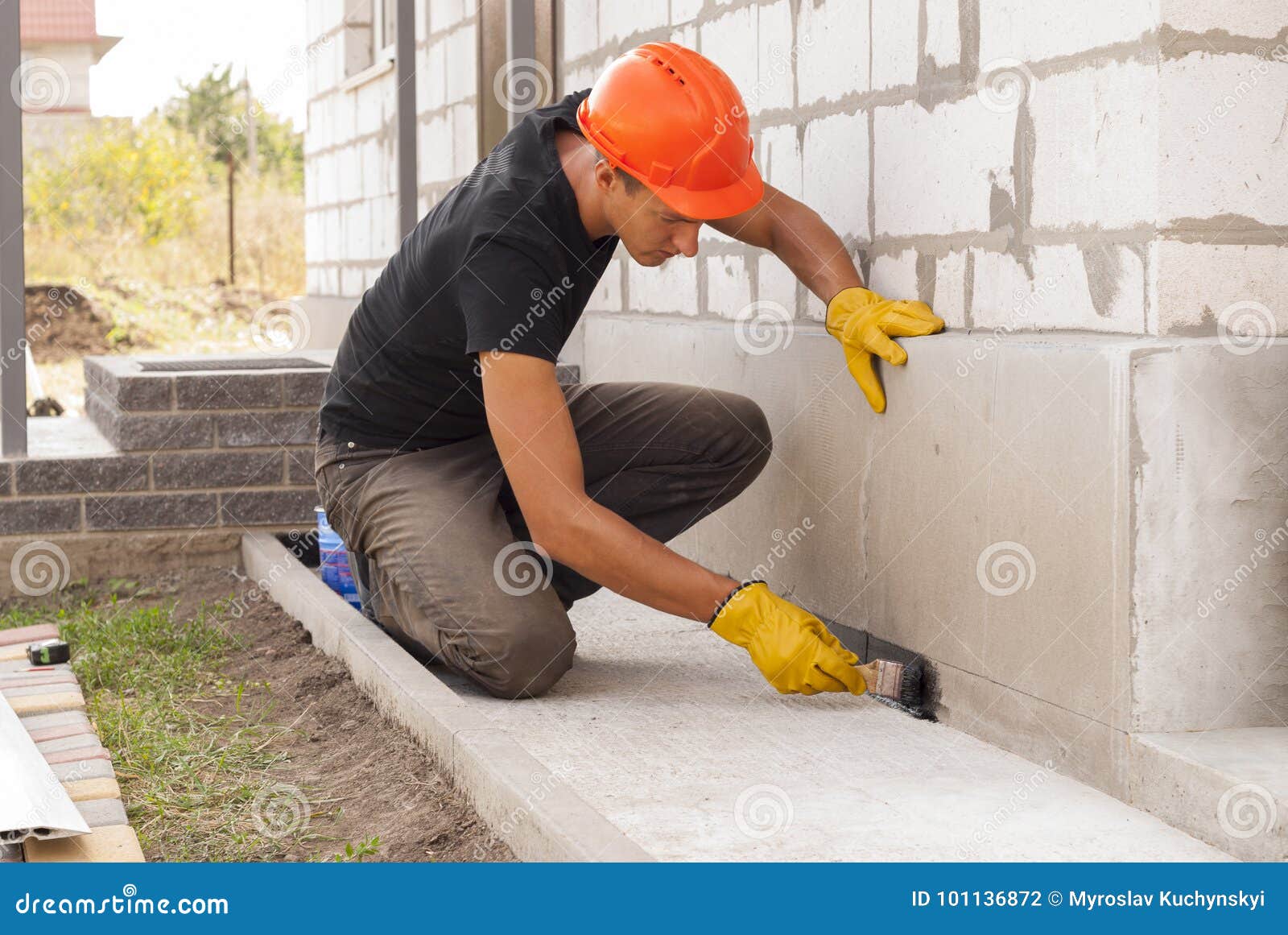 Waterproofing Do Betume Da Fundação Foto de Stock - Imagem de local ...