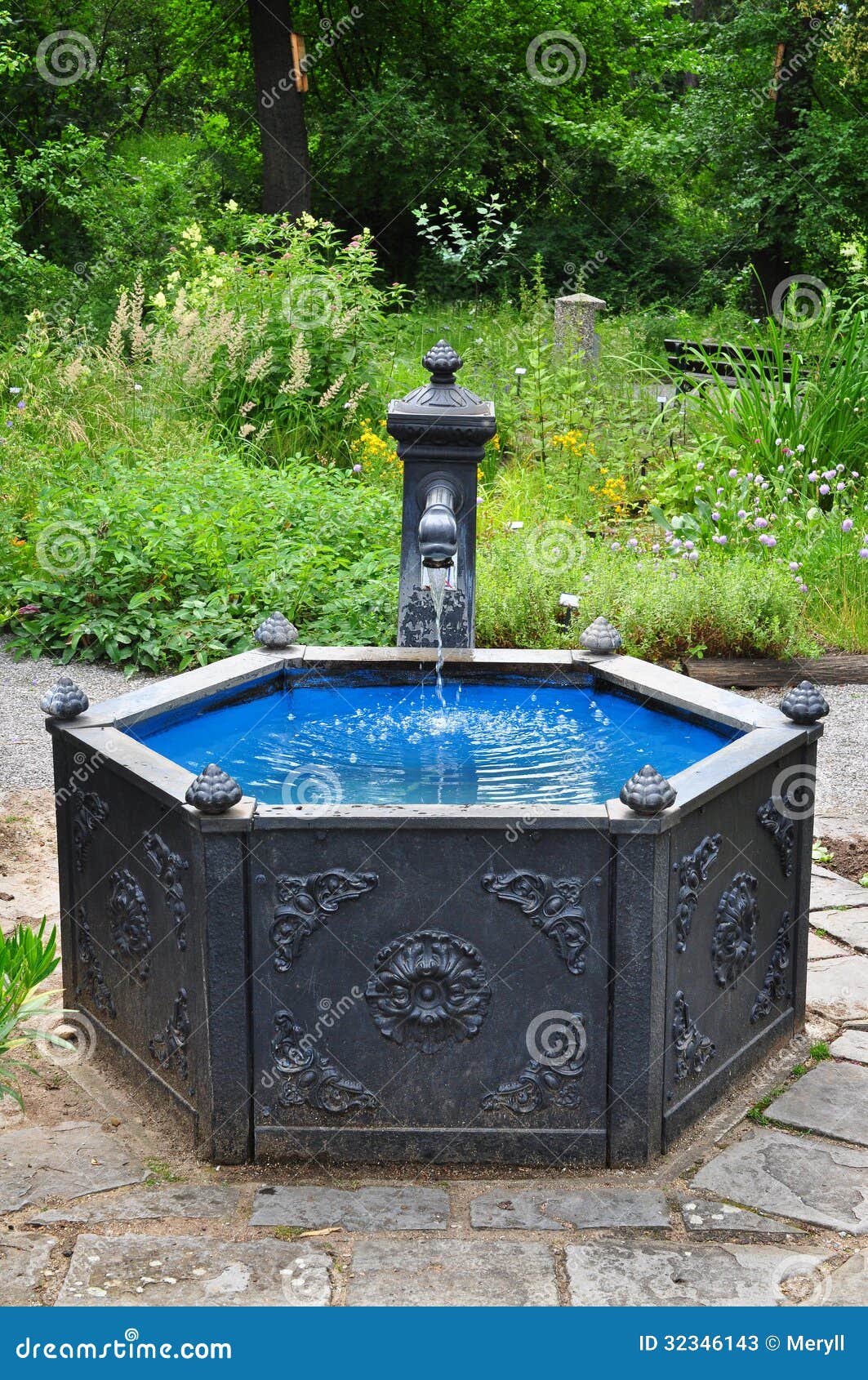 Waterput stock afbeelding. Image of groen, water, lente - 32346143