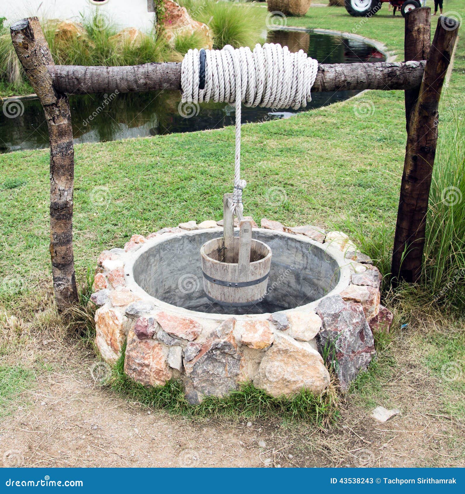 Waterput stock afbeelding. Image of muur, leeftijd, tuin - 43538243