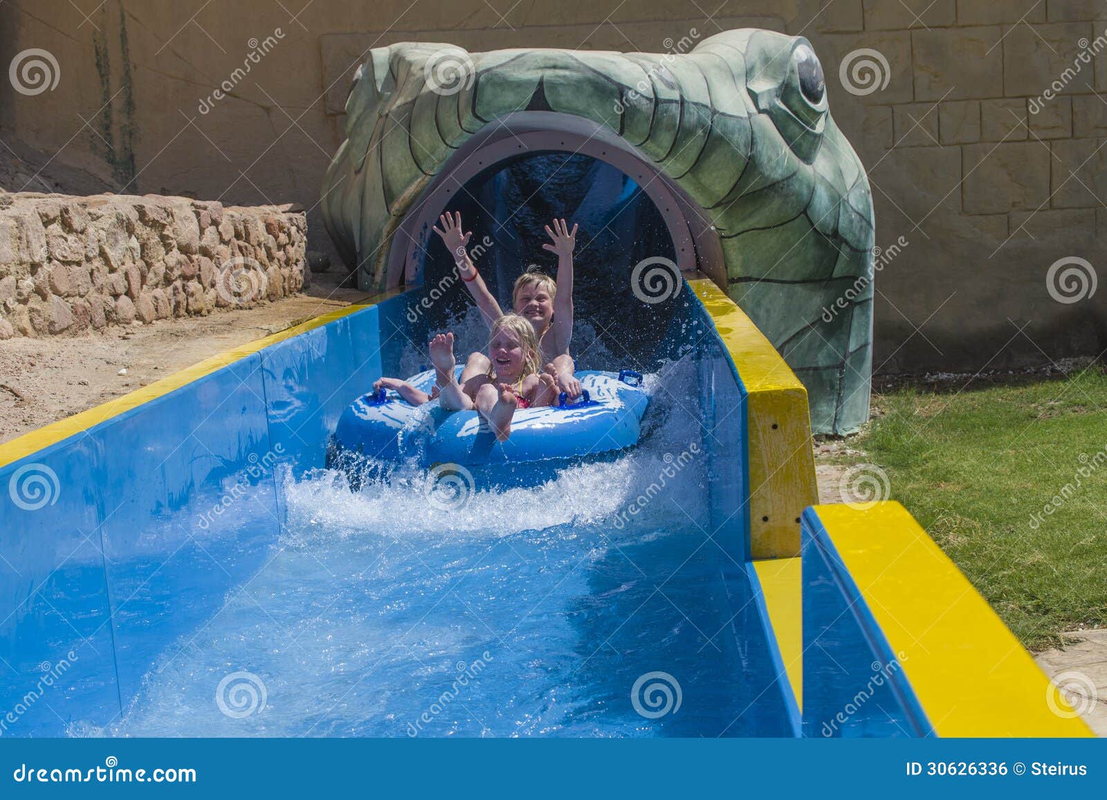 Waterslide in Een Buis, Beeld 8 Stock Foto - Image of kinderjaren, pret ...
