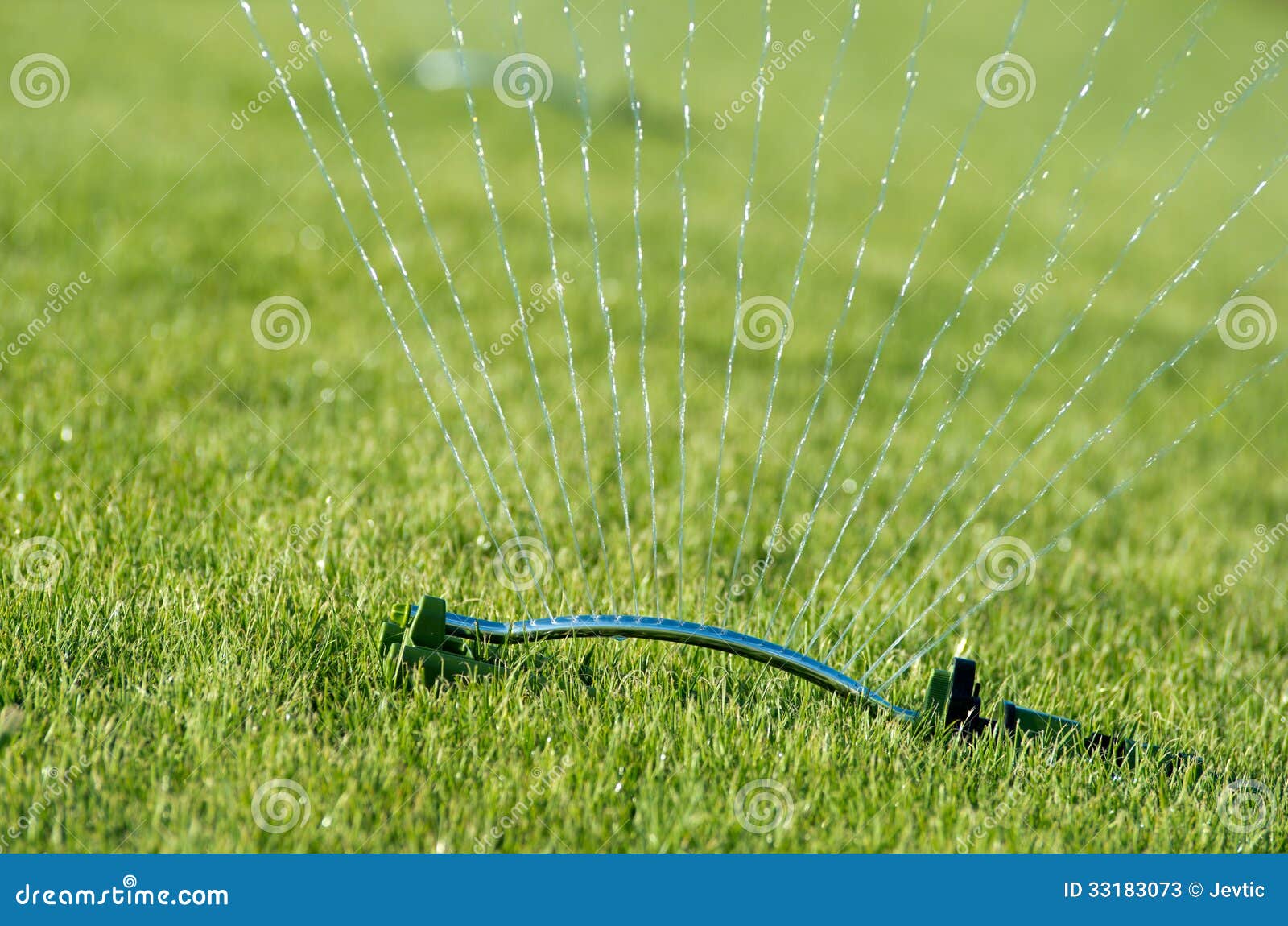 Watersproeier stock afbeelding. Image of irrigatie, installatie - 33183073