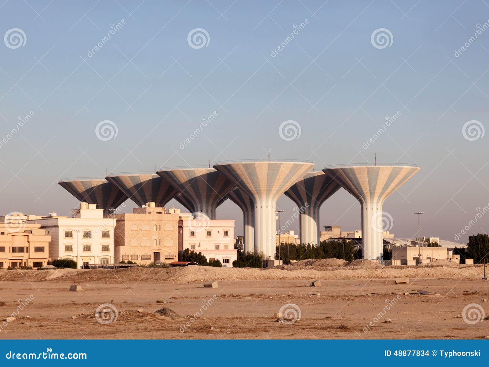 Watertorens in Koeweit, Midden-Oosten Stock Foto - Image of apparatuur ...