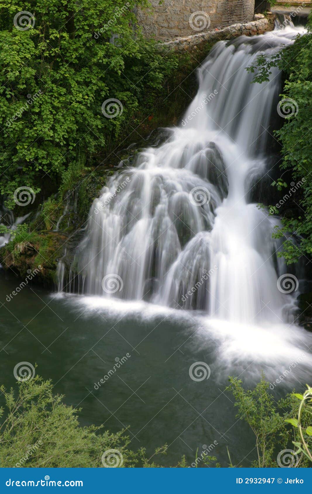 Waterval stock afbeelding. Image of water, groen, boom - 2932947