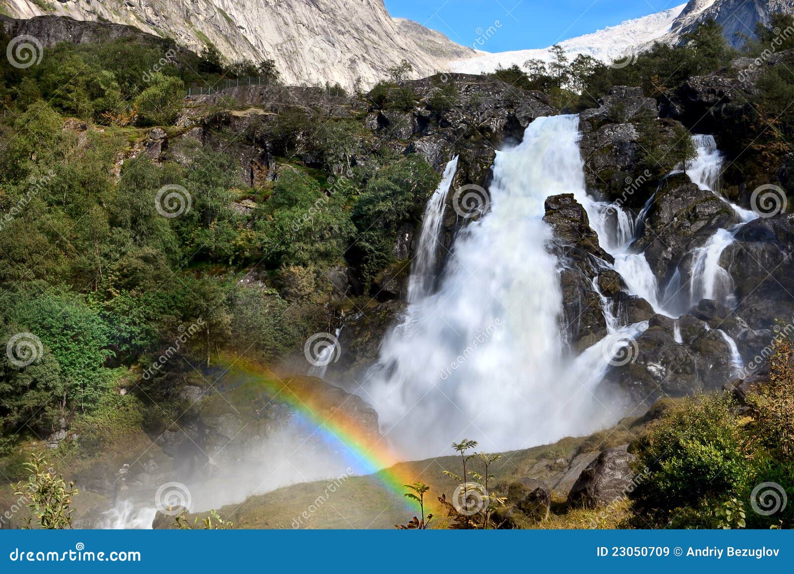 Waterval in bergen stock afbeelding. Image of daling - 23050709