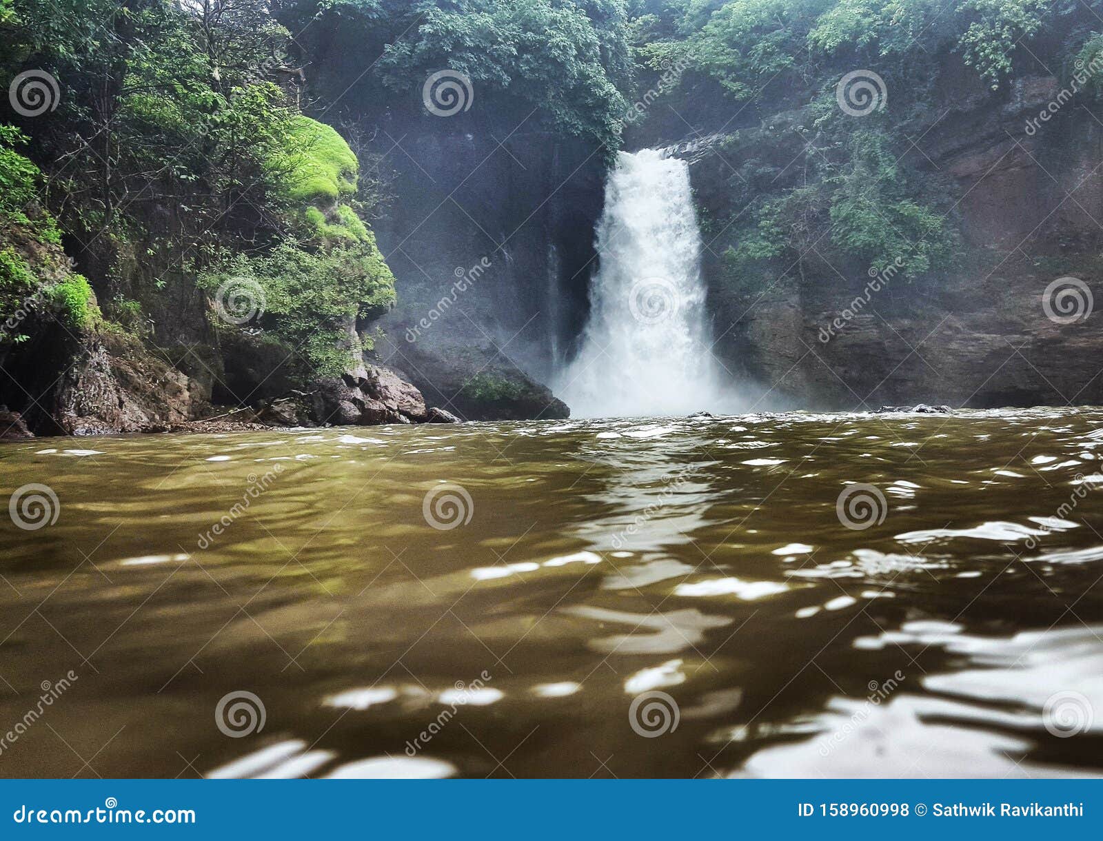 Watervallen in De Moesson Hebben Hun Eigen Grootsheid Stock Foto ...