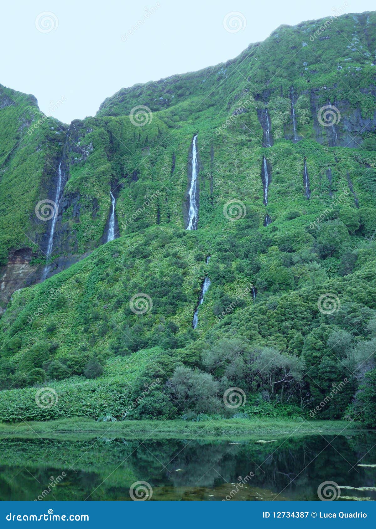 Watervallen in Eiland Flores (de Azoren) Stock Afbeelding - Image of ...