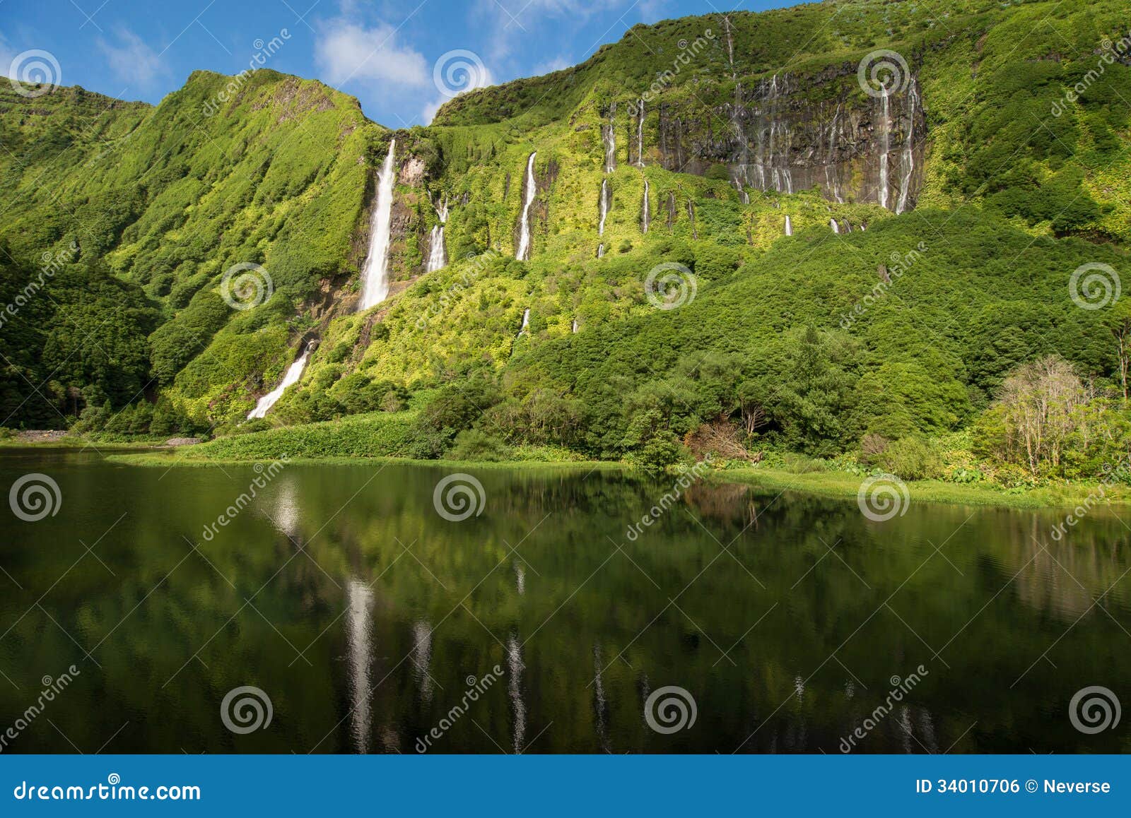 Watervallen op de Azoren stock foto. Image of water, behang - 34010706