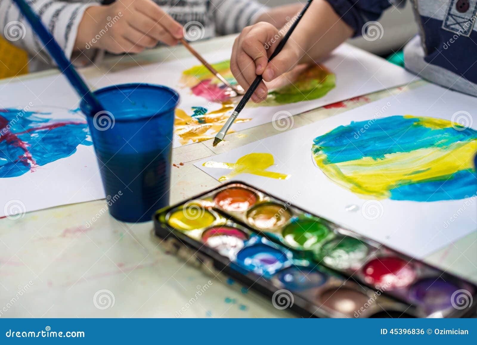 Waterverf in kleuterschool stock foto. Image of creatief - 45396836