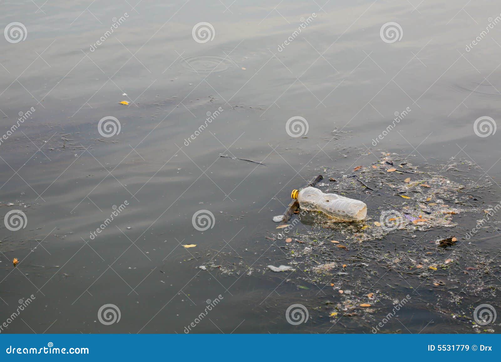 Watervervuiling - Plastic Fles Op Rivieroppervlakte Stock Afbeelding ...