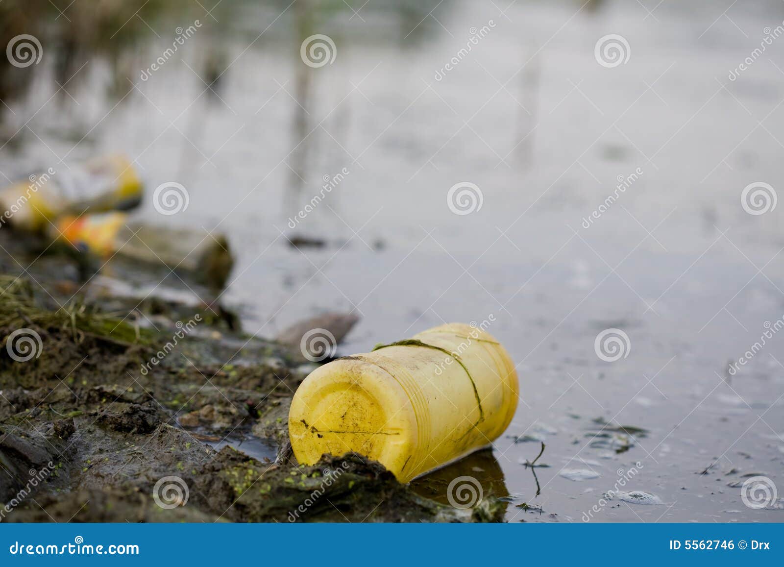 Watervervuiling - Plastic Fles Op Rivieroppervlakte Stock Foto - Image ...