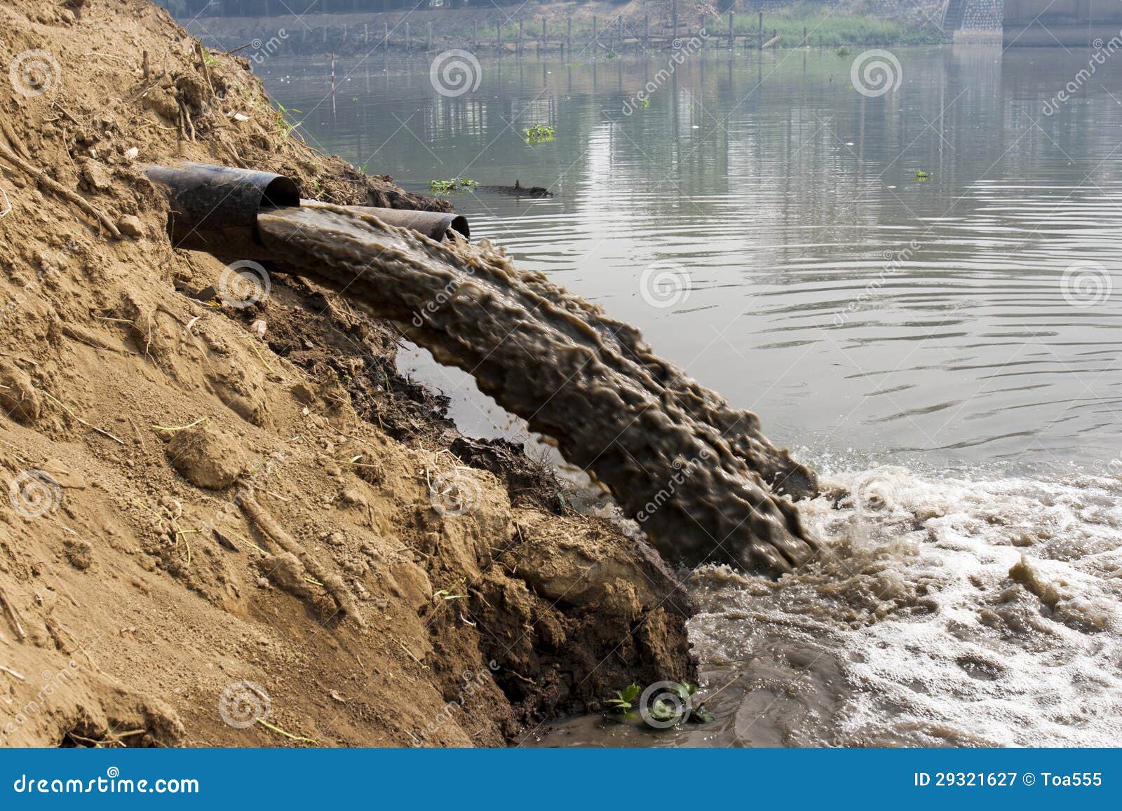 Watervervuiling in rivier stock afbeelding. Image of raffinaderij ...