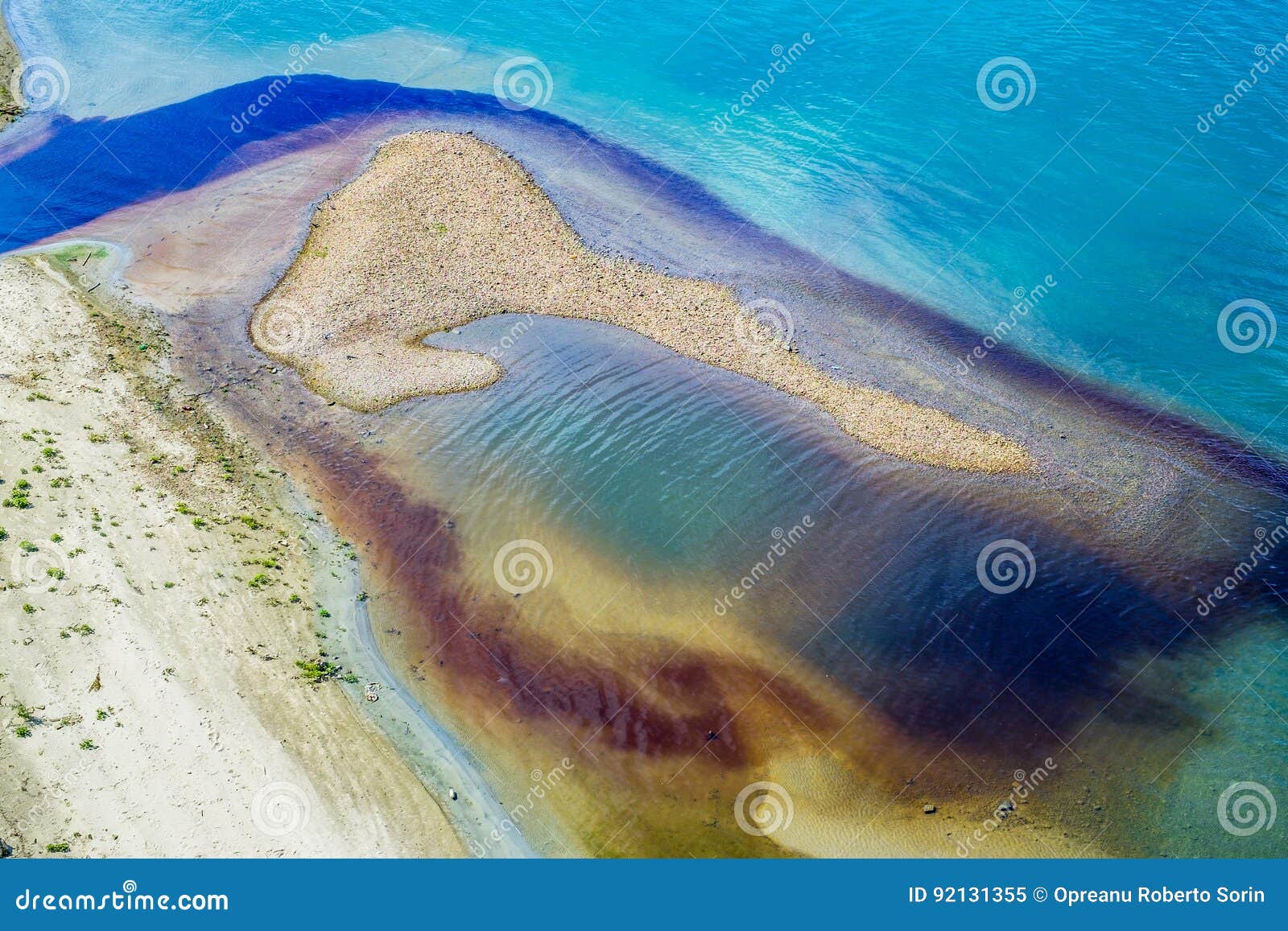 Watervervuiling in Rivier Dichtbij Het Strand Stock Afbeelding - Image ...