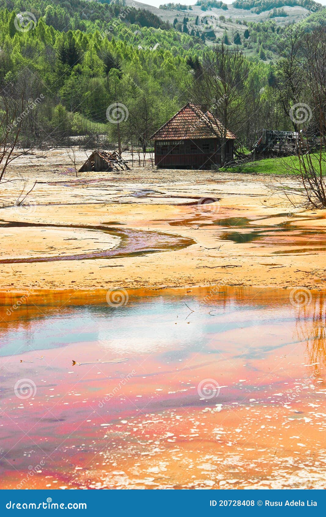 Watervervuiling Van Een Exploitatie Van De Kopermijn Stock Foto - Image ...