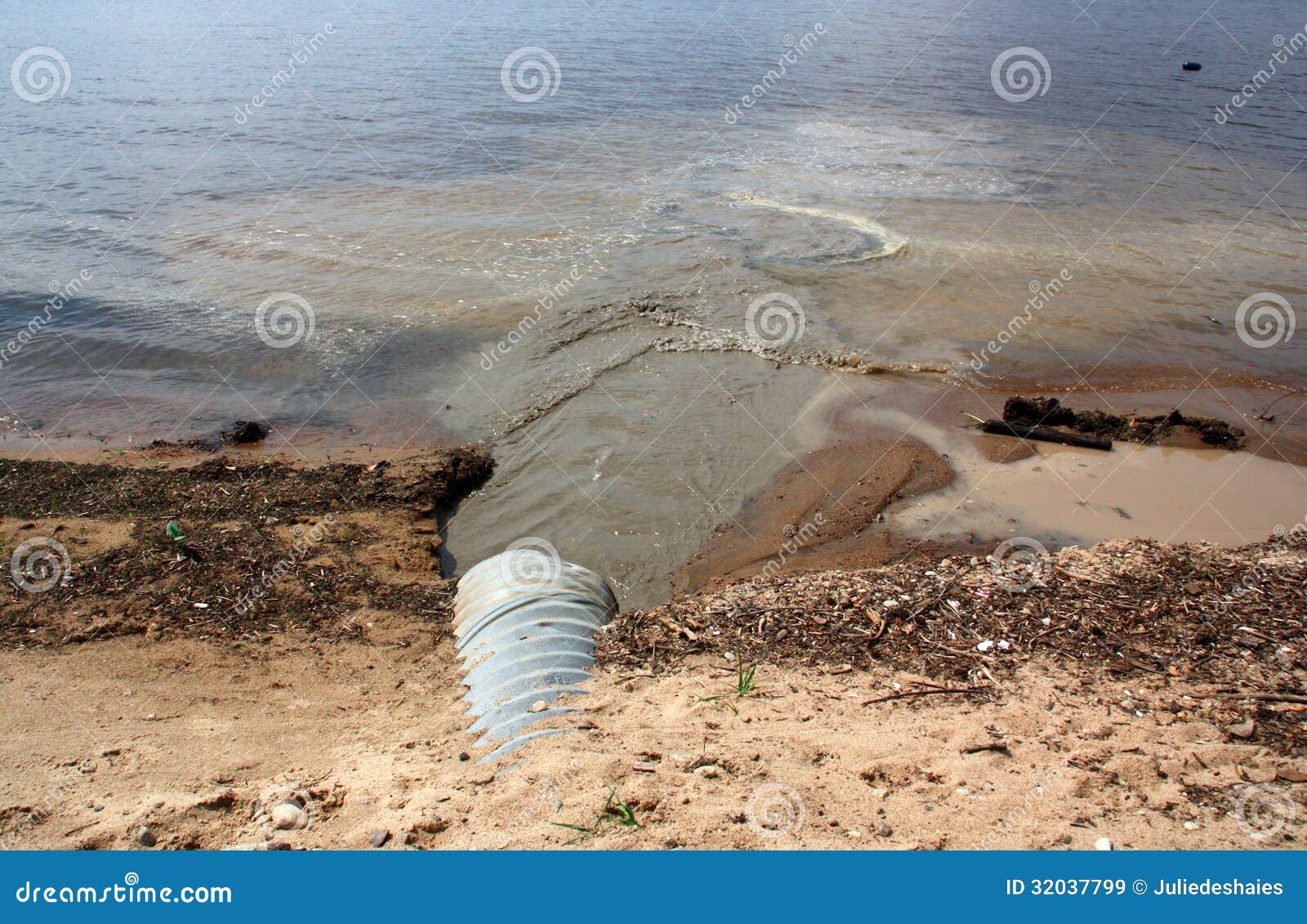 Watervervuilingpijp stock afbeelding. Image of meer, huisvuil - 32037799