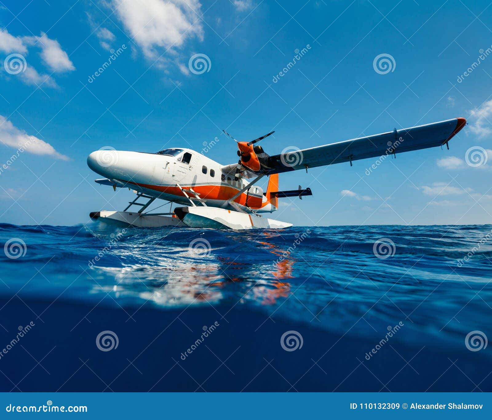 Watervliegtuig op water stock afbeelding. Image of cessna - 110132309