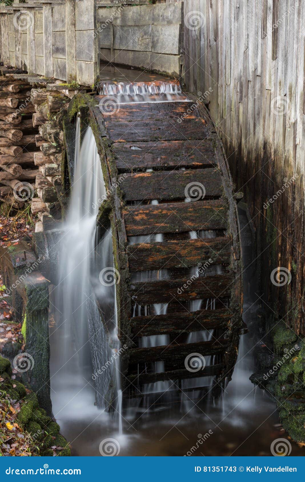 Waterwiel op Oude Molen stock afbeelding. Image of molen - 81351743