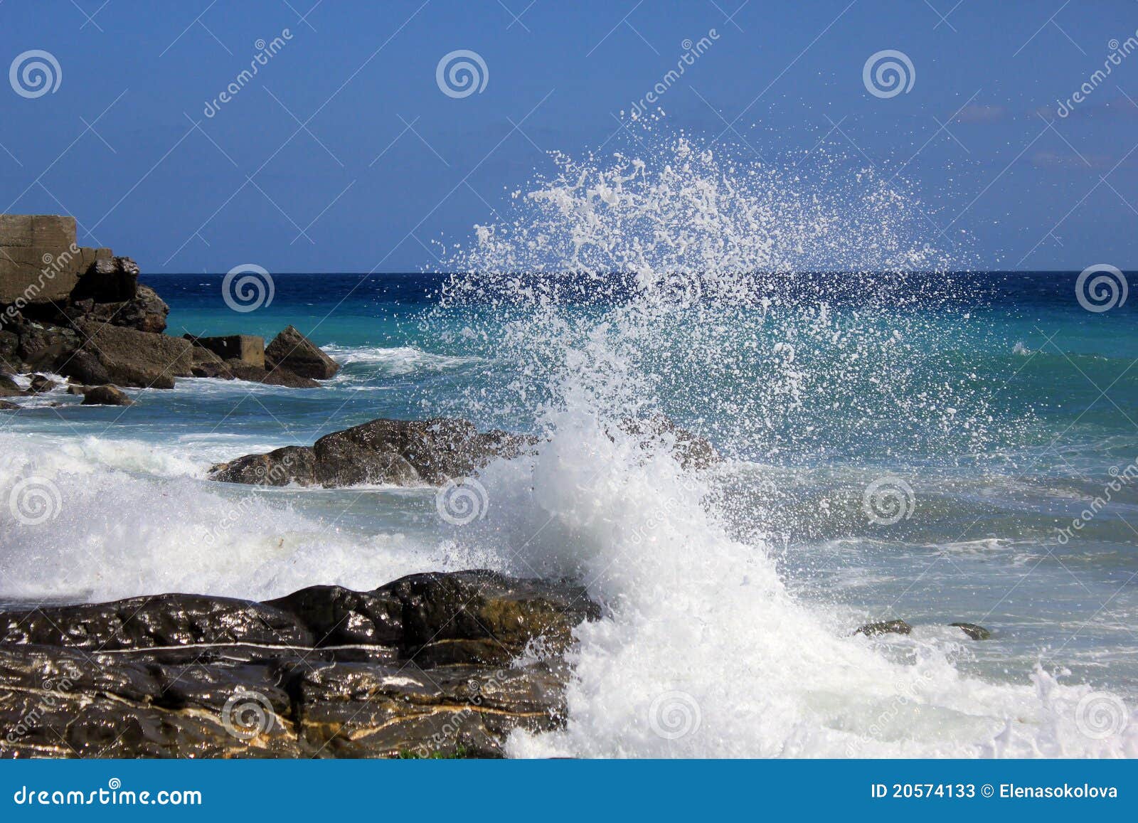 Waves breaking on a rock stock image. Image of foam, horizon - 20574133