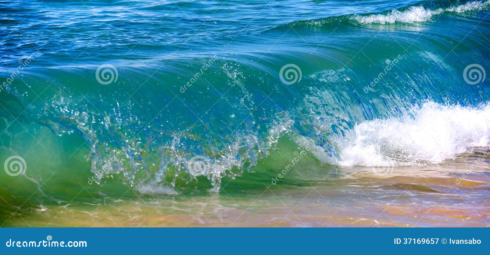 Waves Breaking on the Shore Stock Image - Image of splash, blue: 37169657