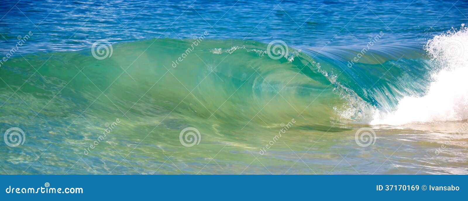 Waves Breaking on the Shore Stock Image - Image of blue, pacific: 37170169