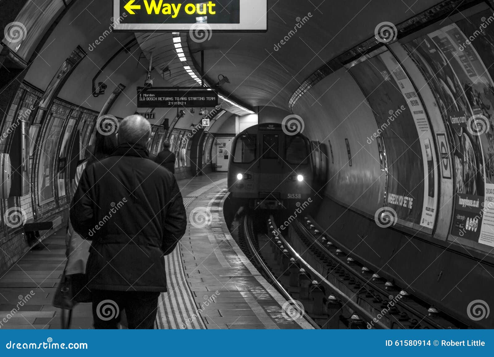 London Underground Platform Editorial Stock Image - Image of metro ...
