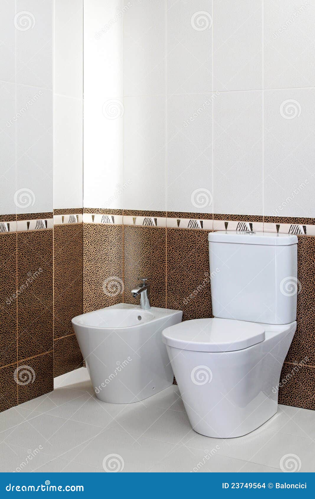 WC foto de archivo. Imagen de nuevo, bidé, blanco, interior - 23749564