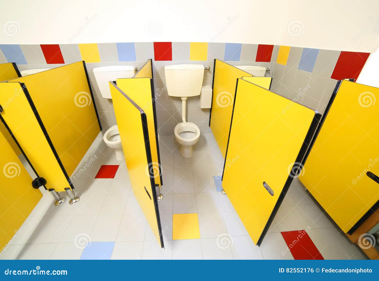 WC Im Badezimmer Eines Kindergartens Stockfoto - Bild von hygiene ...