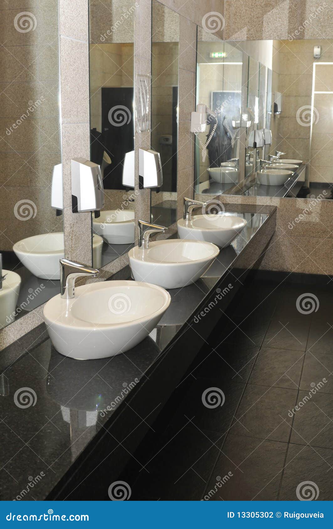 WC moderno foto de stock. Imagem de higiene, assoalho - 13305302