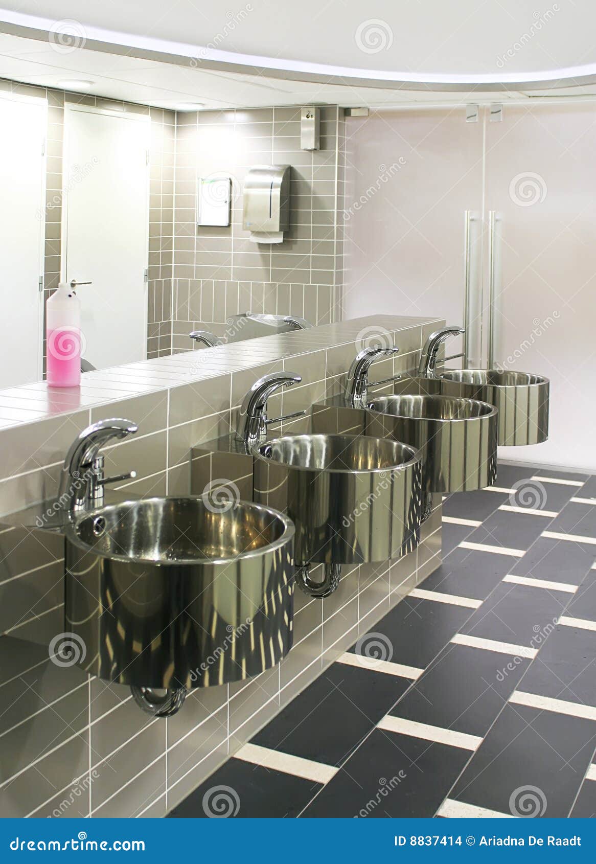 Wc moderno del público foto de archivo. Imagen de minimalismo - 8837414