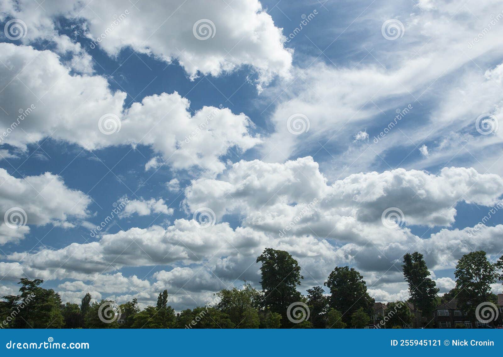 Weather Background: Gathering Cumulus Clouds. Dramatic Cloudy ...