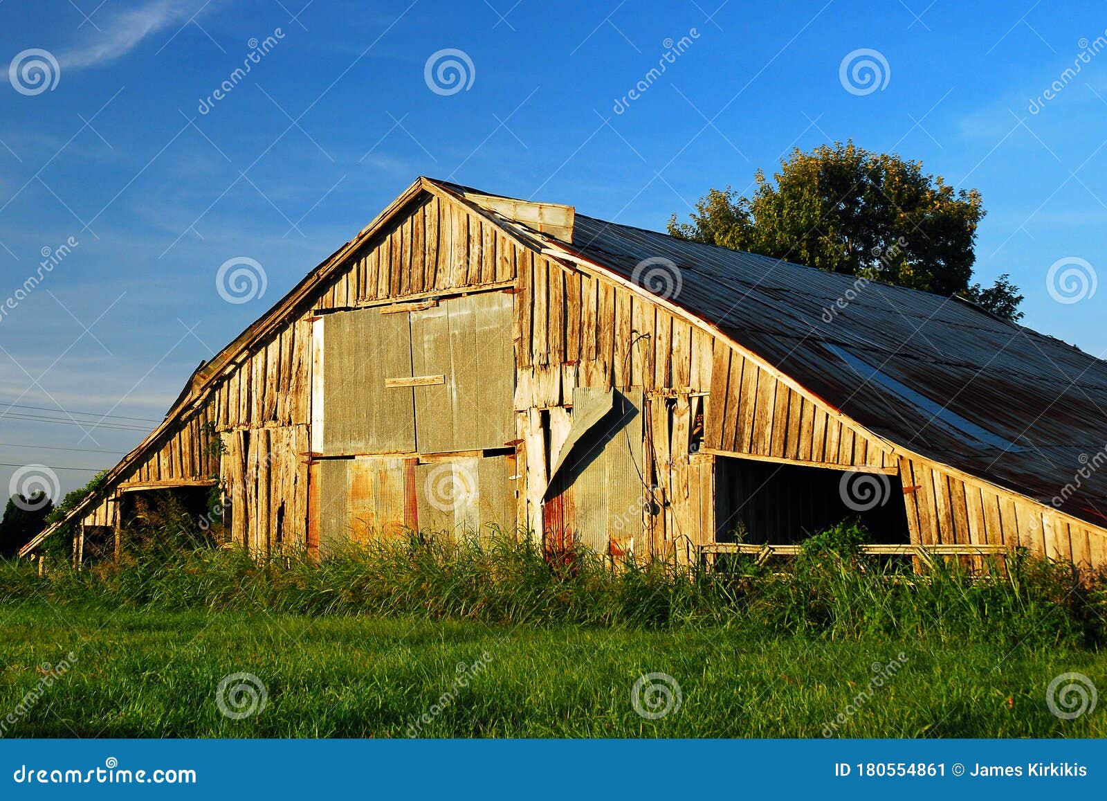 A Weathered Barn Still Stands Stock Image - Image of abandon, meadow ...