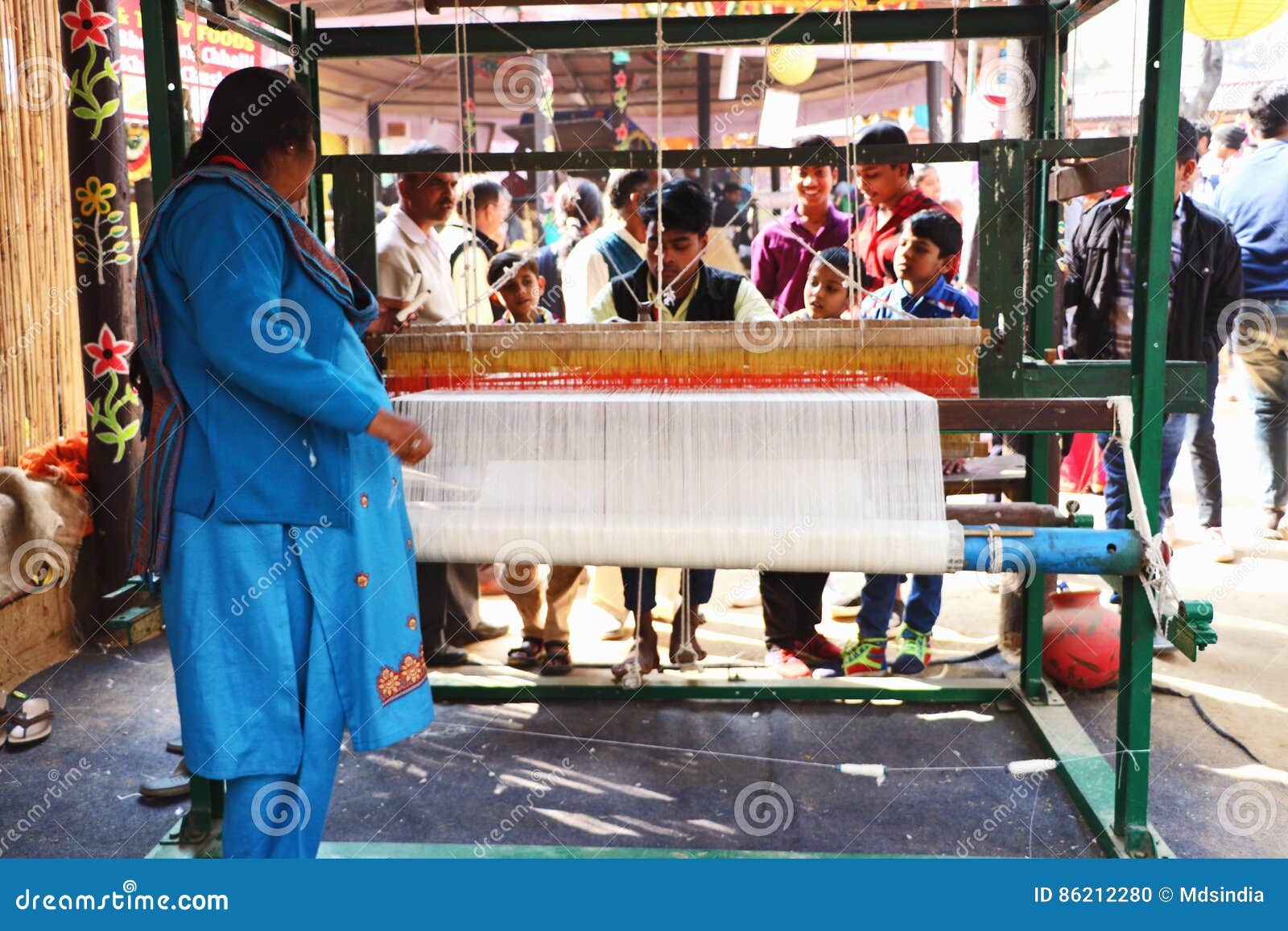 Weaver weaving cloth editorial image. Image of handwork - 86212280