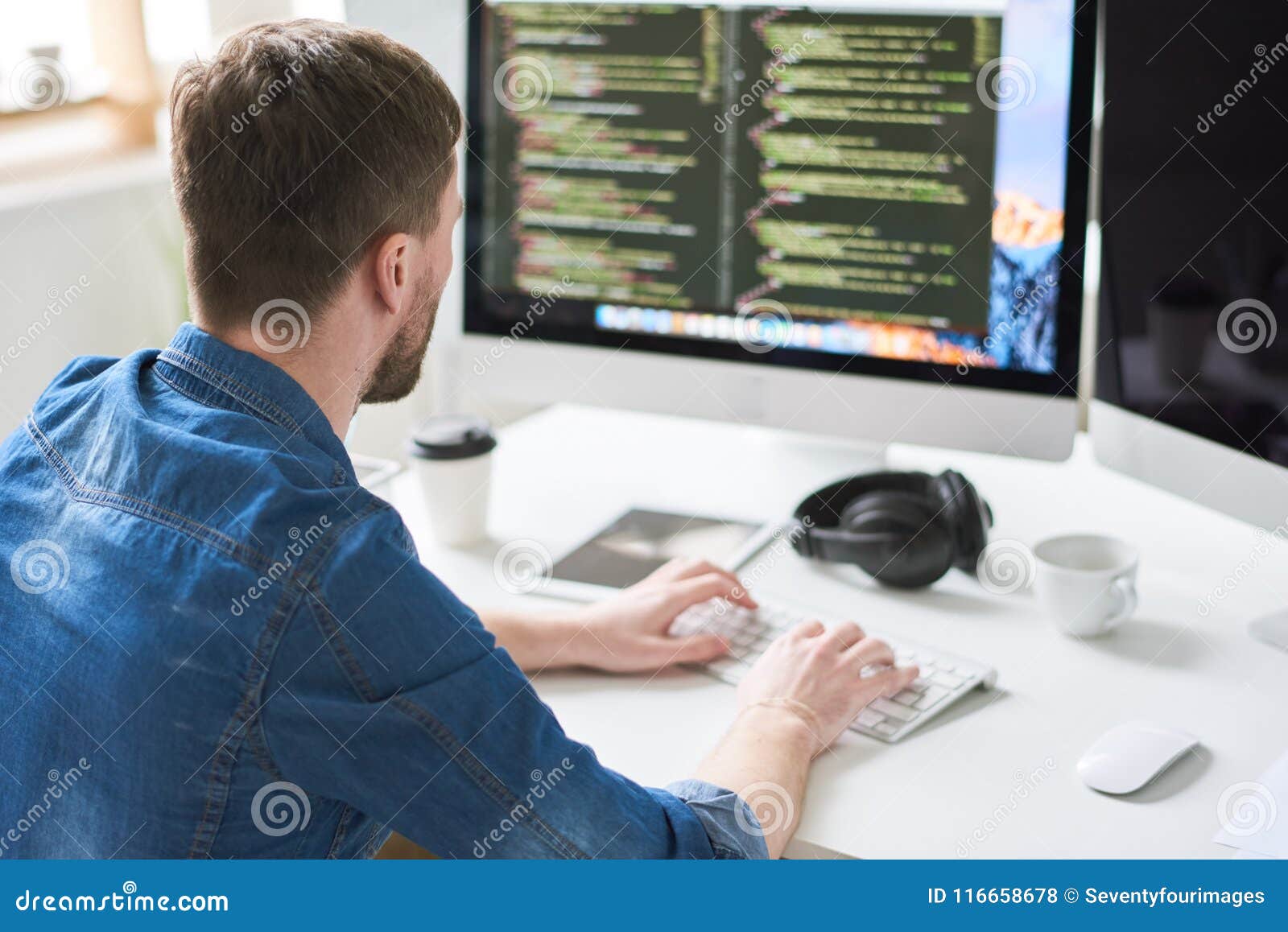 Web-Entwickler Busy Working Stockfoto - Bild von schreibtisch, arbeit ...