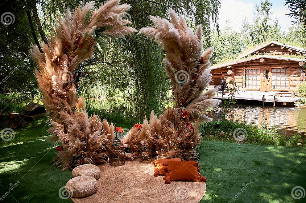 Wedding Arch of Pampas and Cereals in Boho Style. Simple Design ...