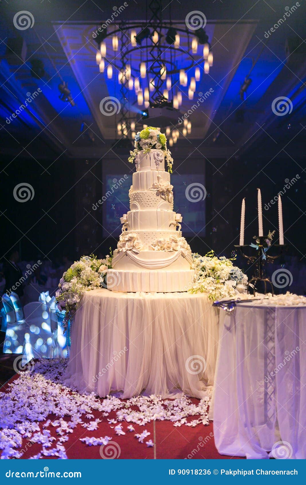 Wedding Cake and Flowers Decorations with Chandelier on Ceiling. Stock ...