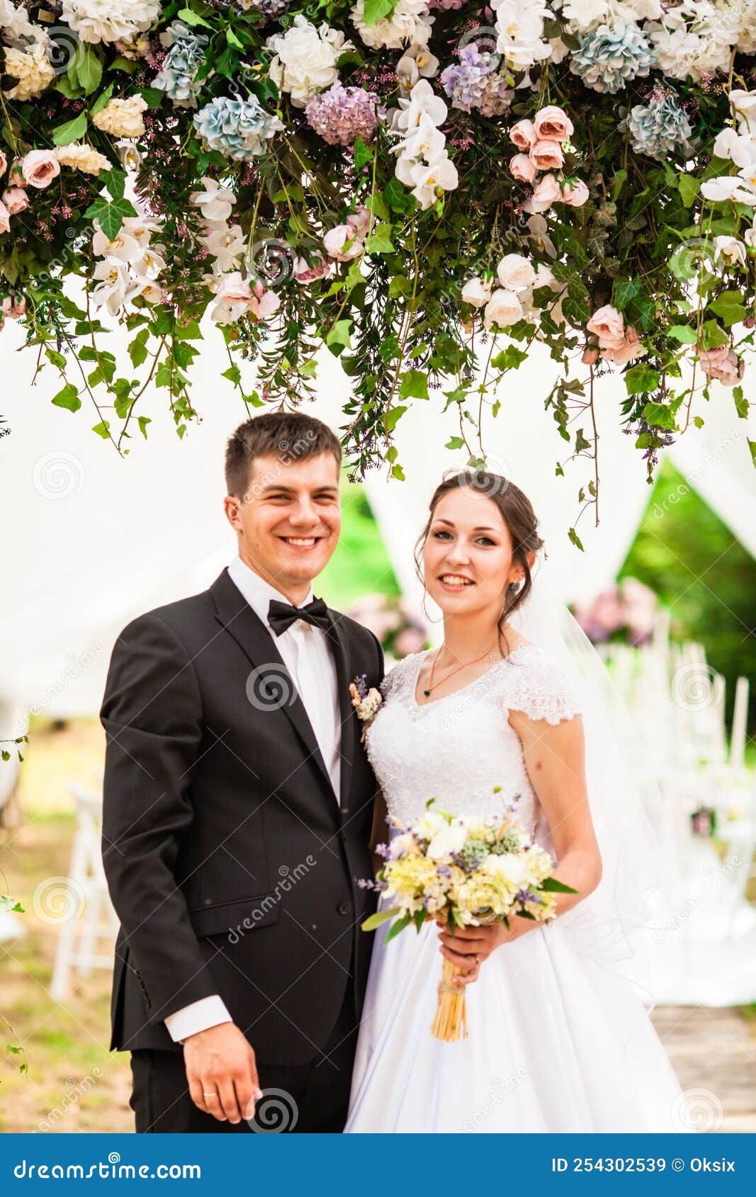 Wedding Couple Under the Flower Arch at the Wedding Ceremony Stock ...