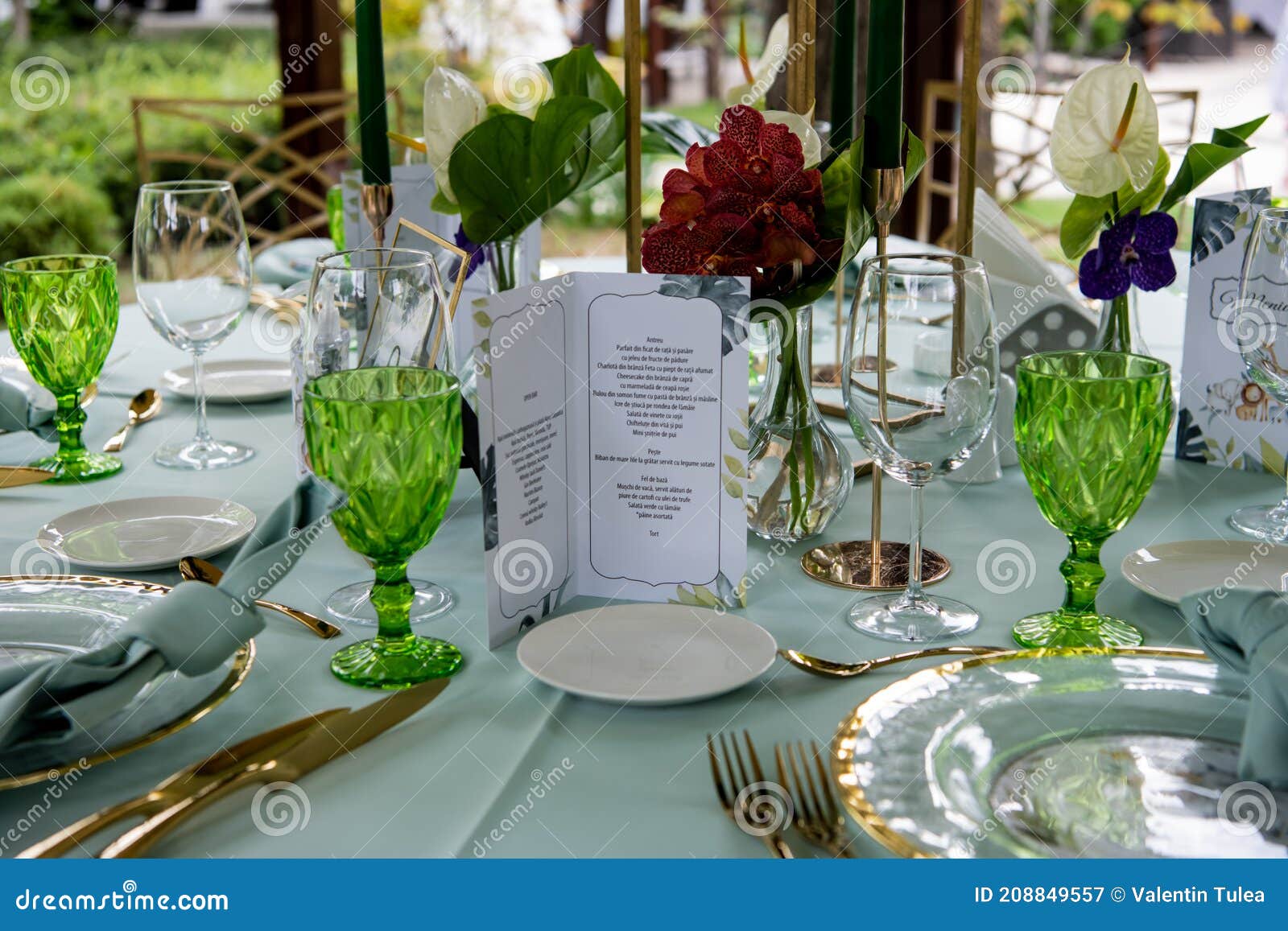 Wedding Decor Table Setting and Flowers. Wedding Flower Arrangement ...