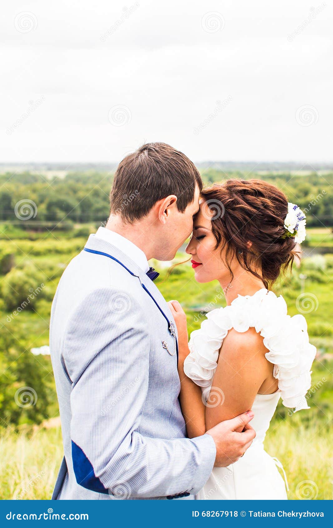 Wedding Pair Hugging Kissing Gate Stock Photos - Free & Royalty-Free ...