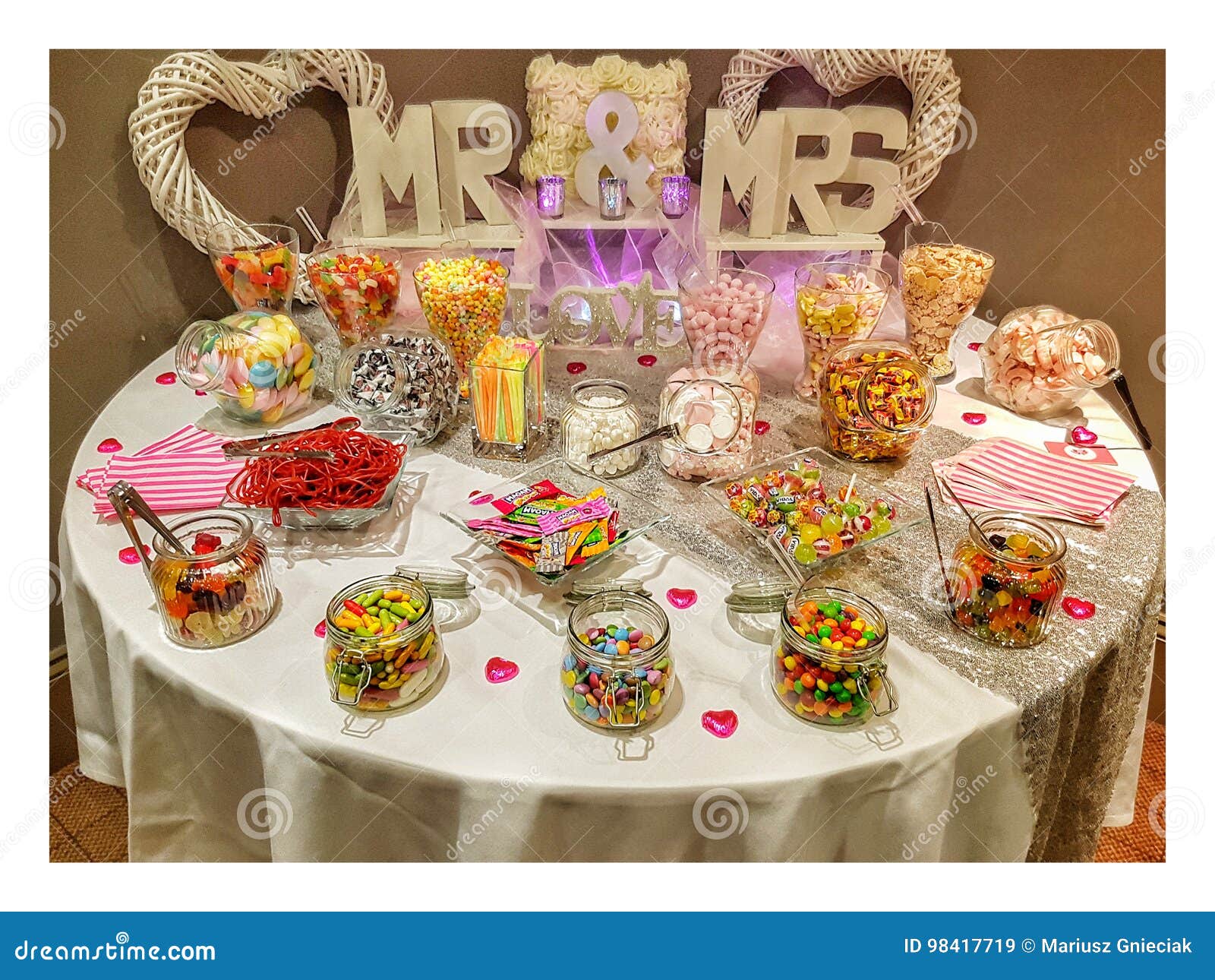Wedding party sweet table editorial stock image. Image of haven - 98417719