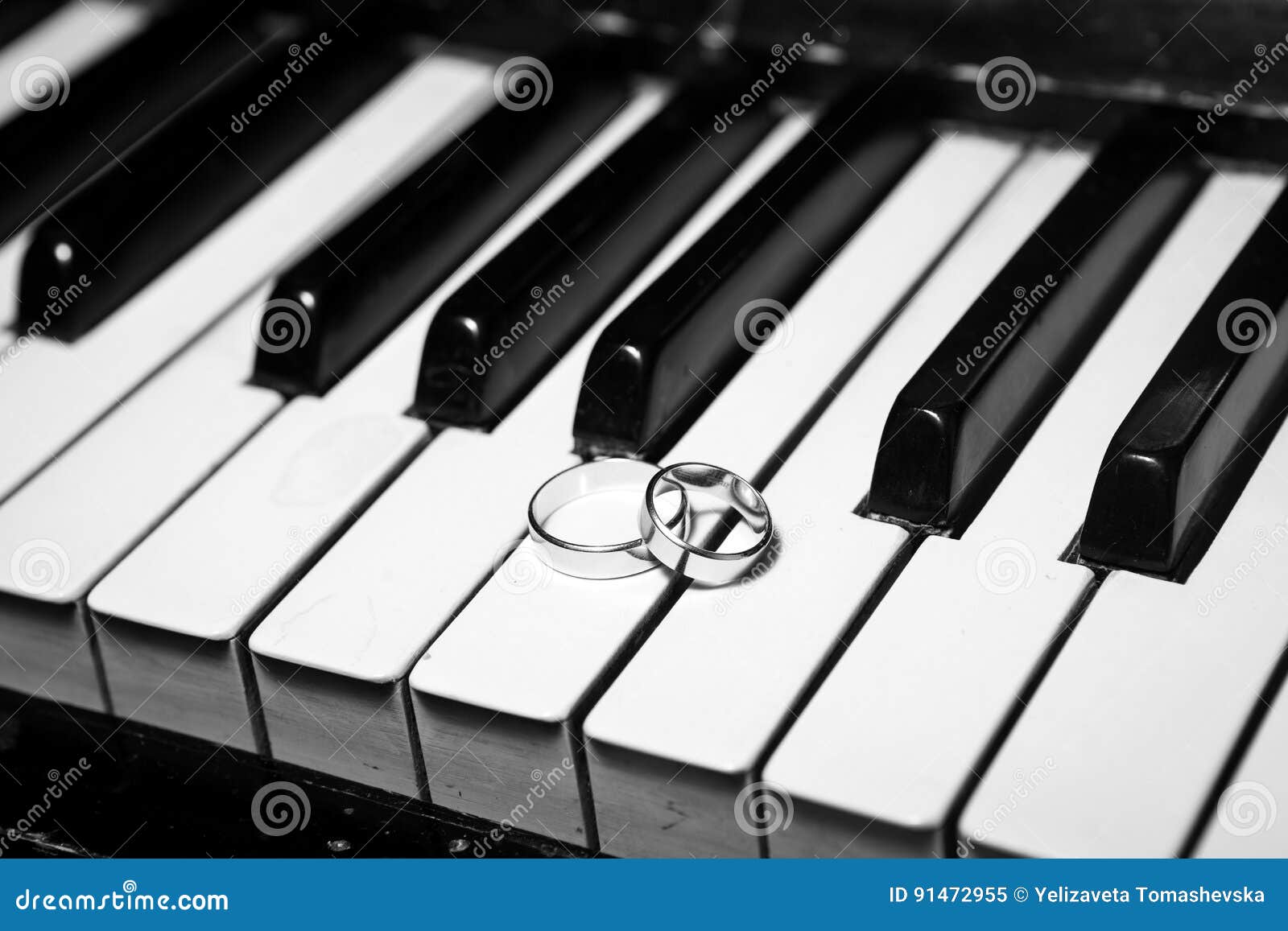 Wedding rings on piano stock image. Image of bridal, dramatic - 91472955