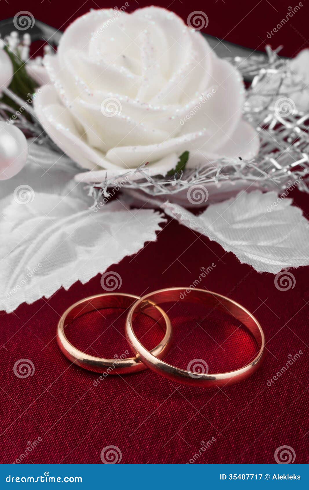 Wedding Rings on a Red Cloth Stock Image - Image of cloth, love: 35407717