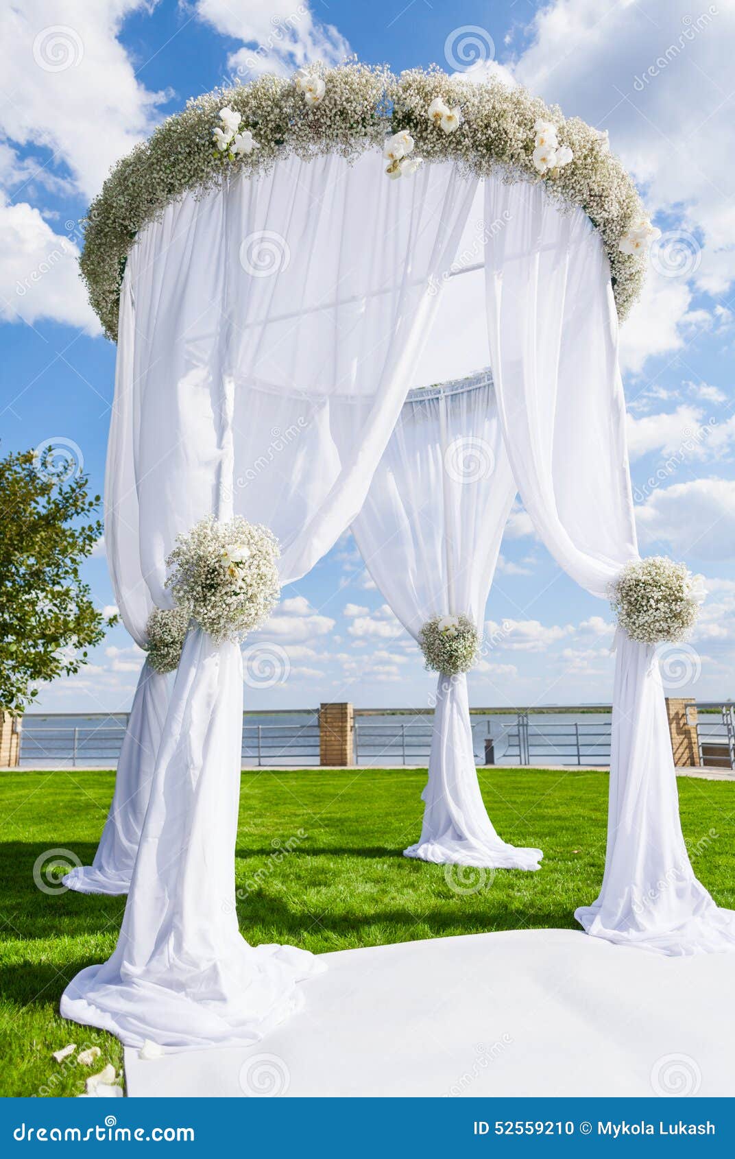Wedding Setting on a Green Lawn. White Wedding Arch Stock Photo - Image ...