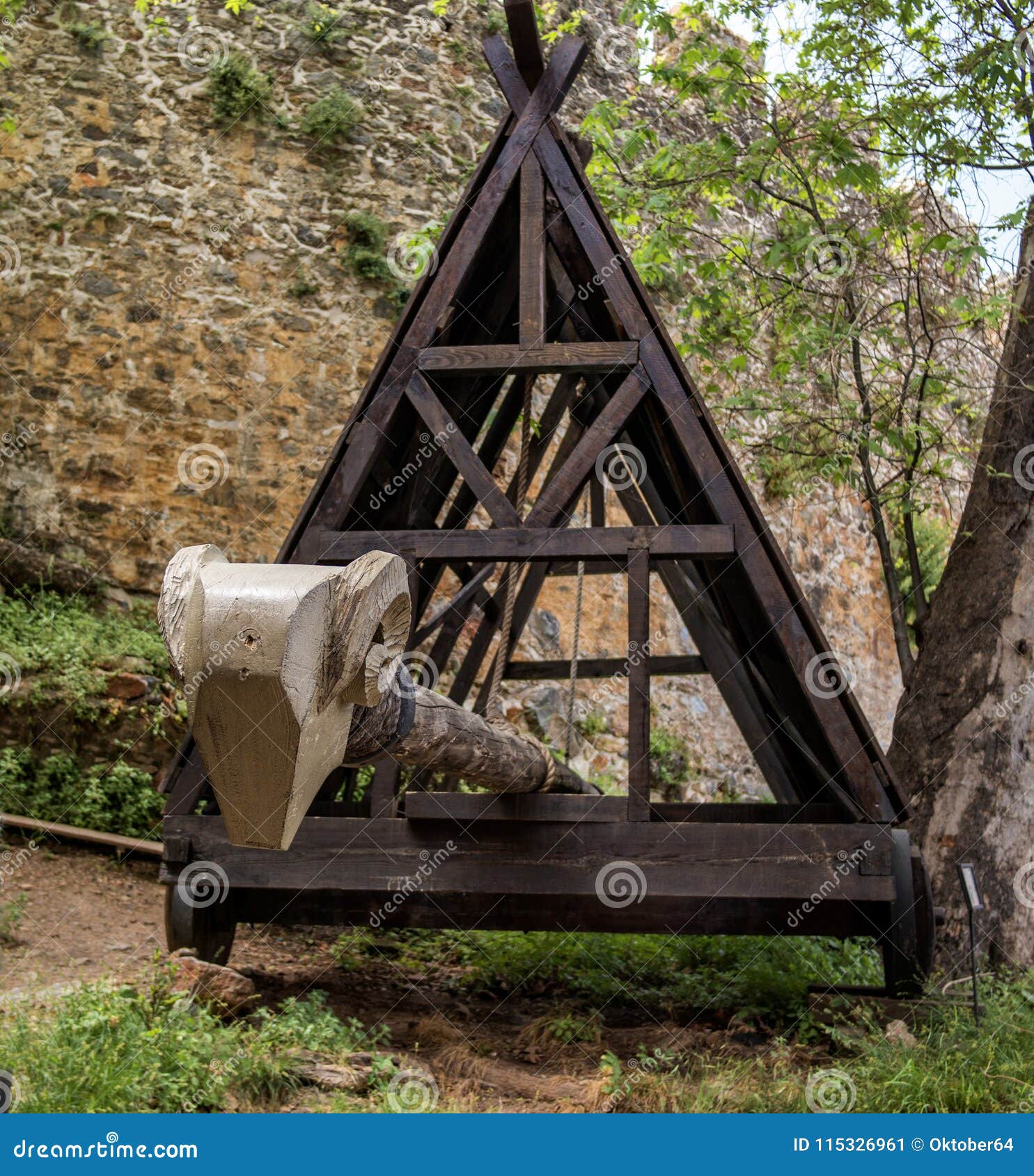 Wederopbouw Van Een Middeleeuwse Stormram Stock Afbeelding - Image of ...