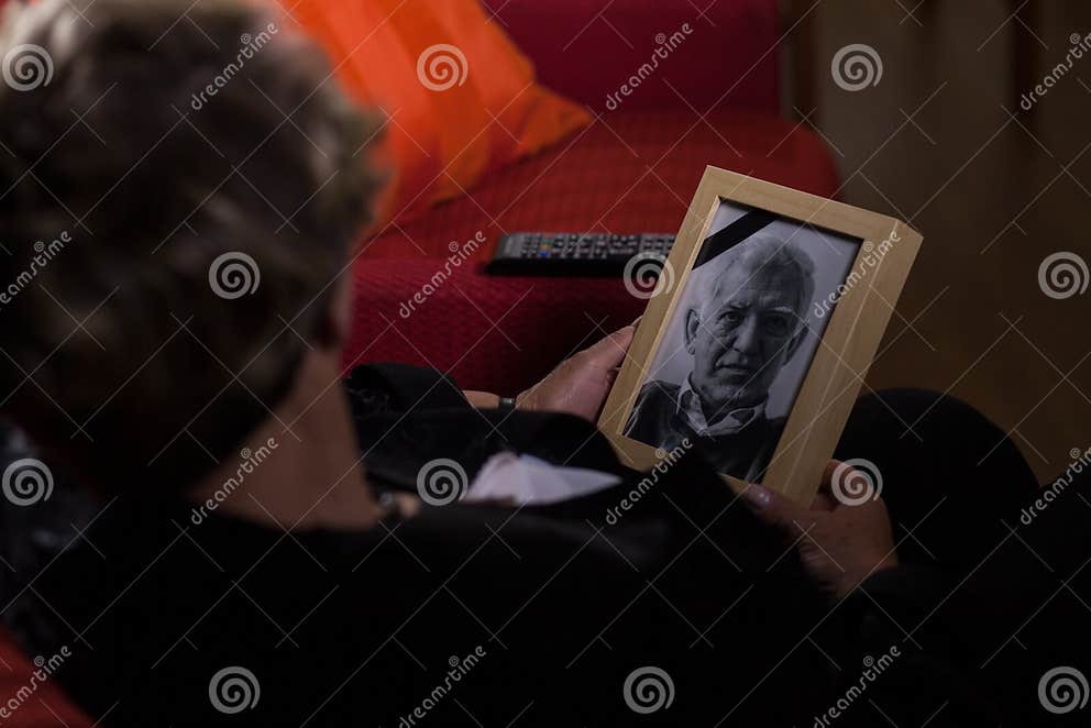 Weduwe Die Dode Persoon Rouwen Stock Afbeelding - Image of rooster ...