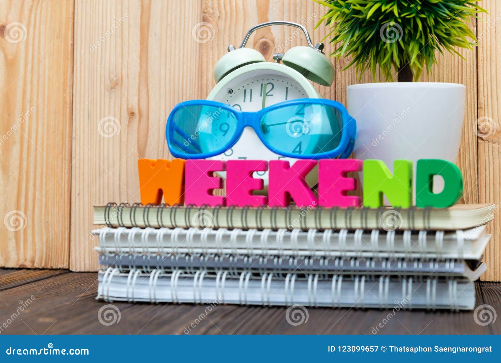 WEEKEND Letras Text E Papel Do Caderno, Despertador E Pouco Imagem de ...
