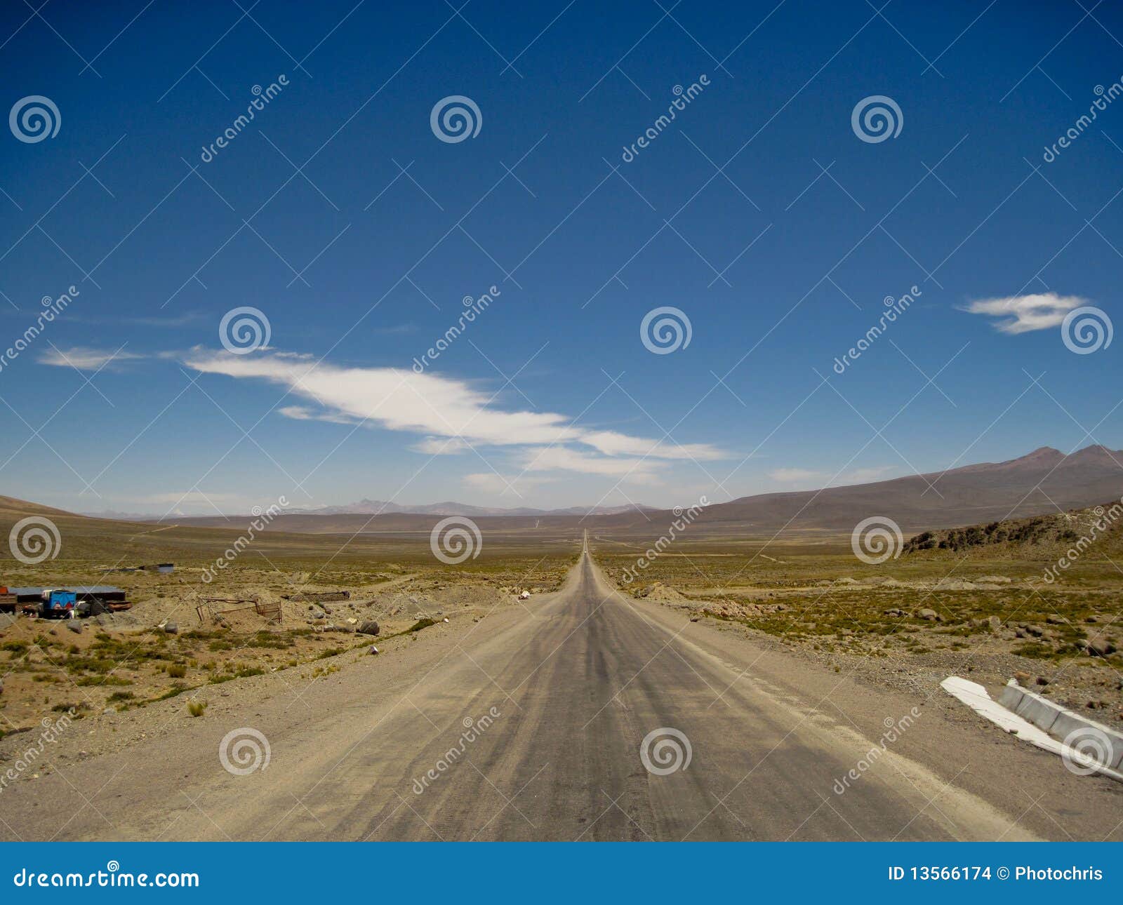 Weg in de Andes van Peru stock foto. Image of landelijk - 13566174