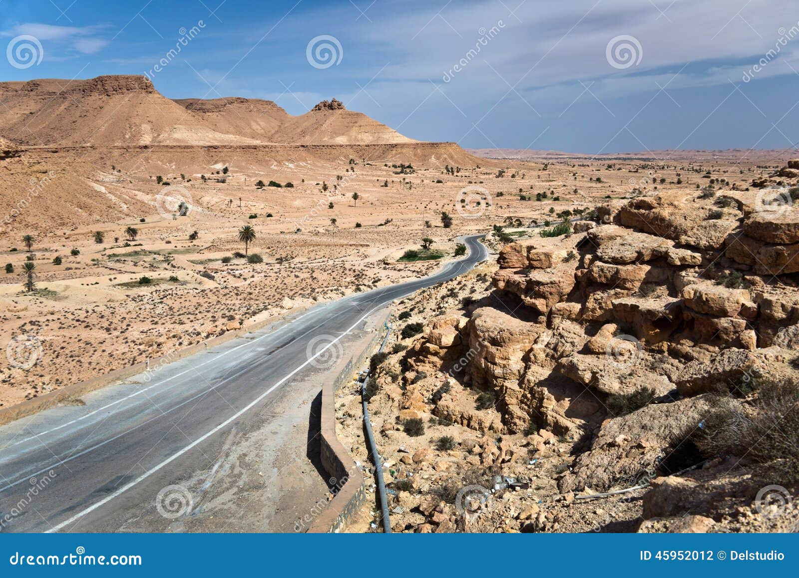 Weg in De Woestijn Van De Sahara Stock Foto - Image of mooi, woestijn ...