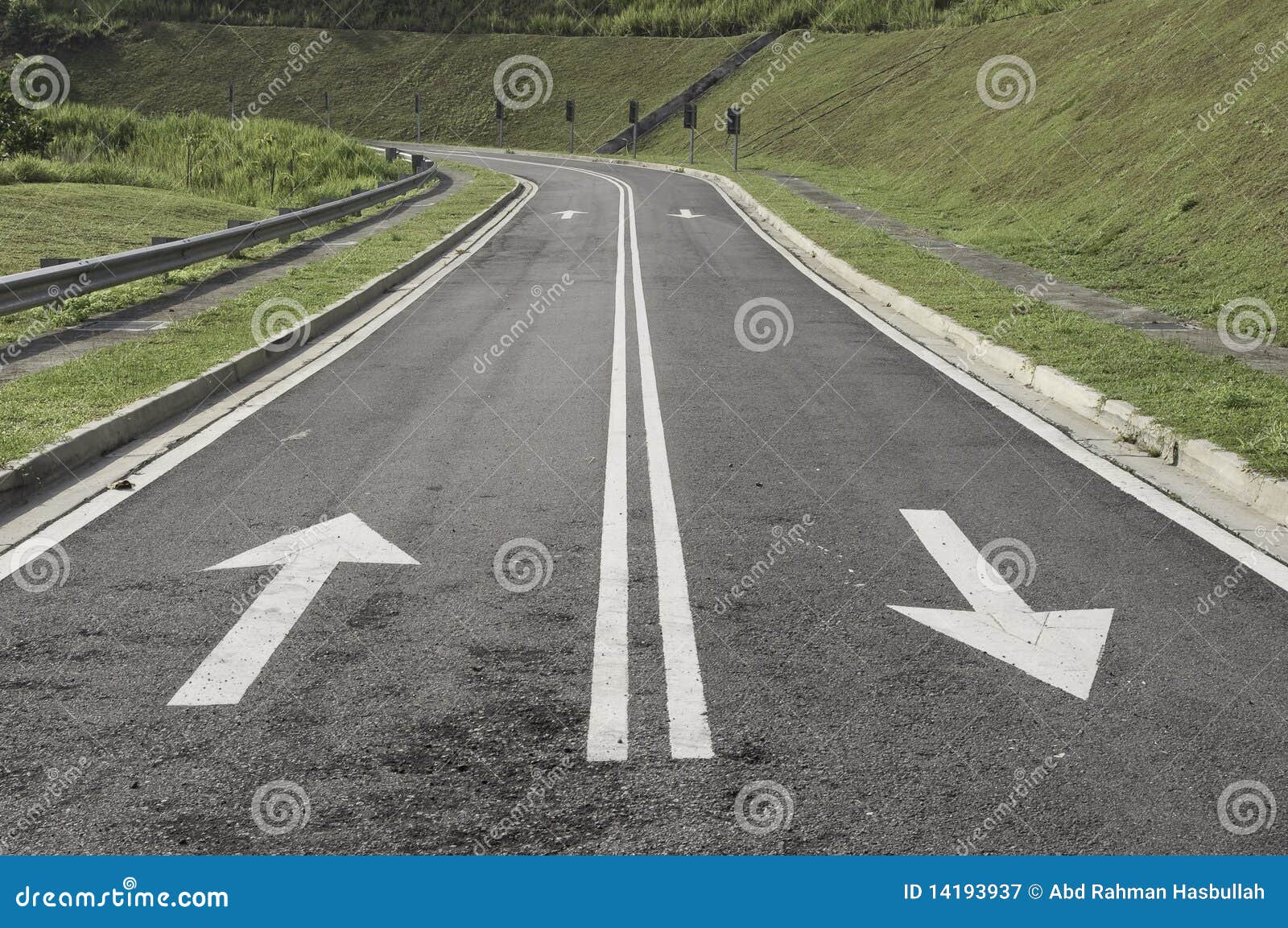 Weg Die Pijlen En Mediaan Merkt Stock Afbeelding - Image of lijn, pijl ...