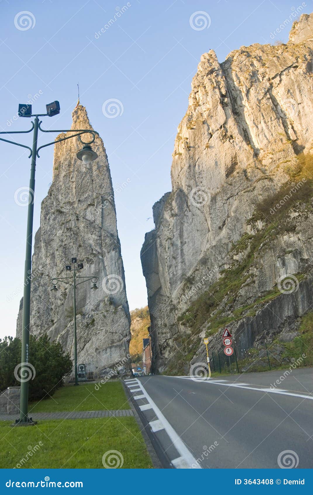 Weg door een rots stock foto. Image of blauw, belgië, asfalt - 3643408